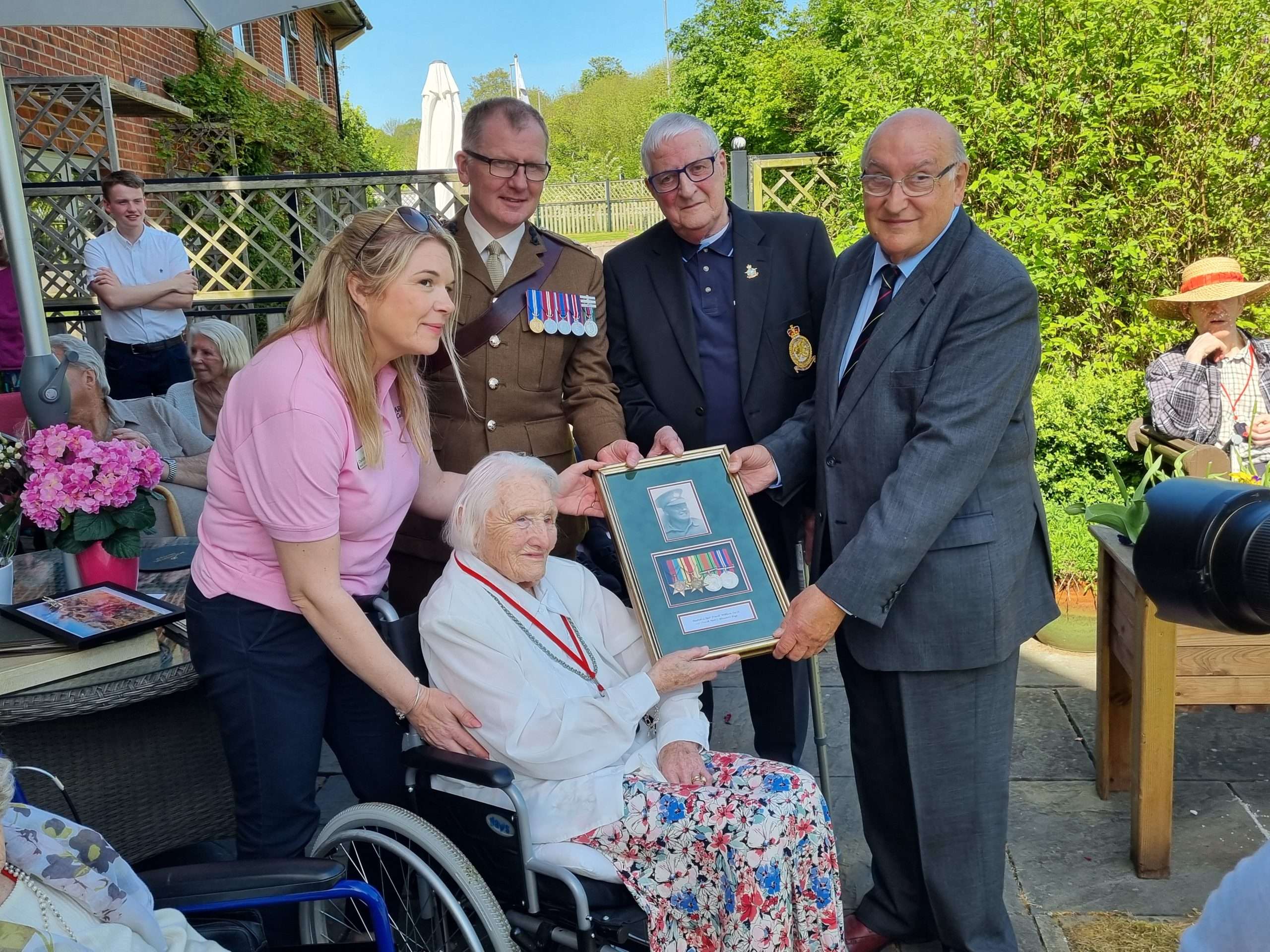 Medals of WWII Soldier reunited with his daughter - News